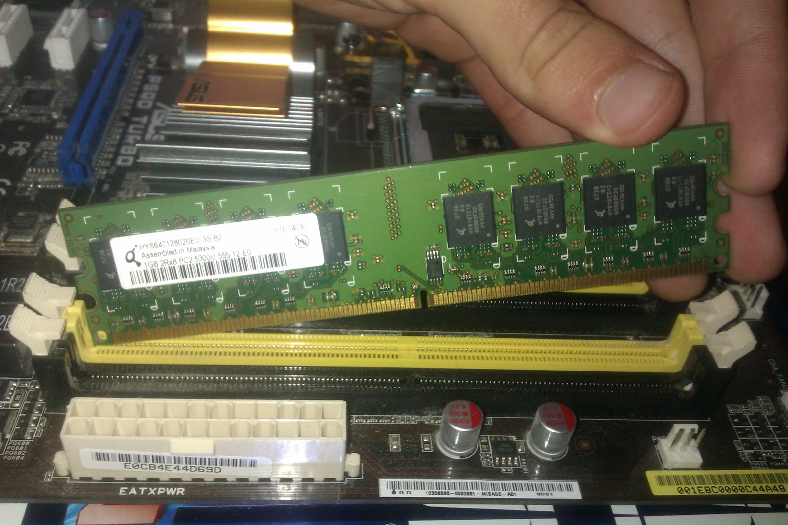 Punto y seguido.: Instalación/ampliación de memoria ram