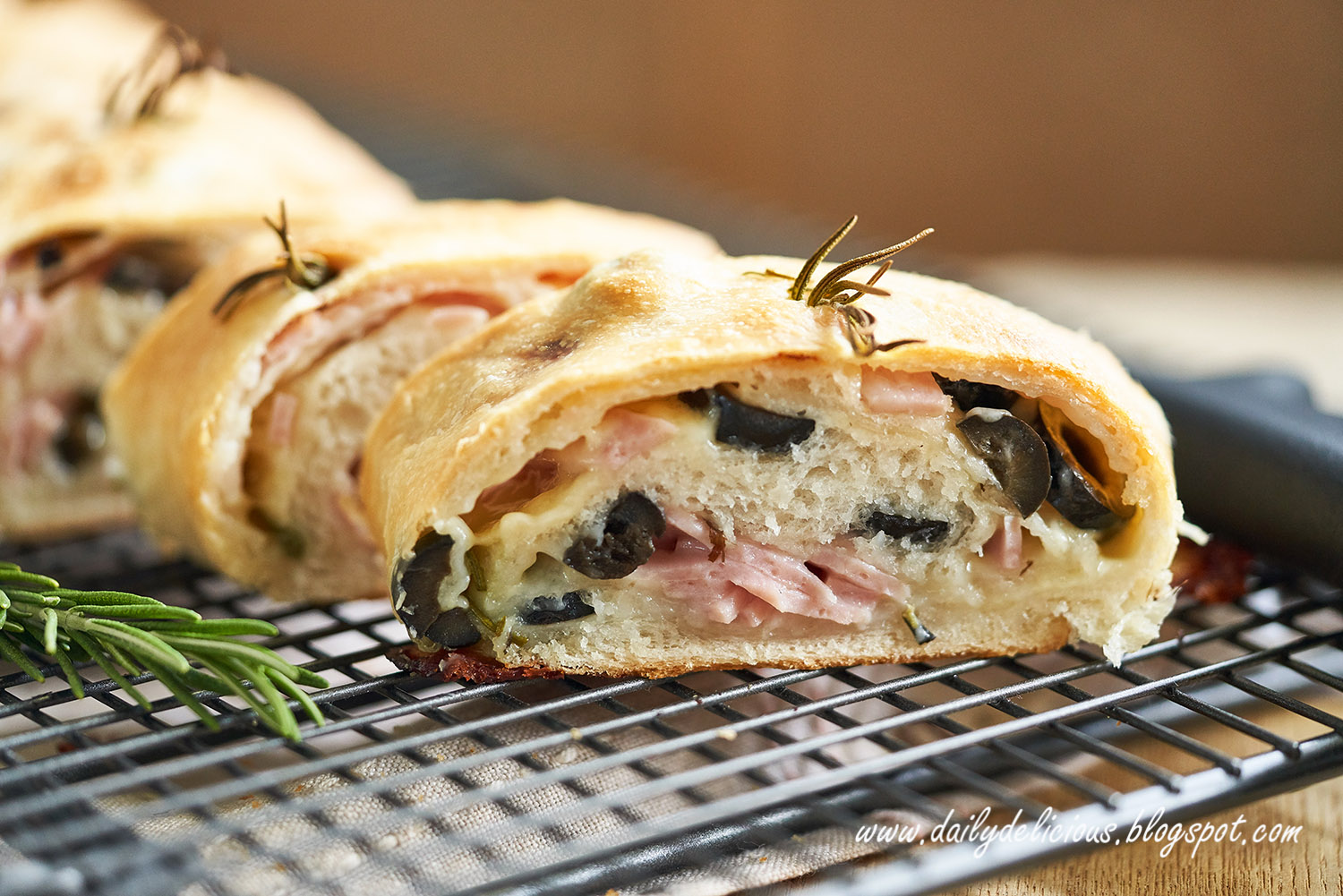 dailydelicious: Stromboli: Ham and cheese filled bread