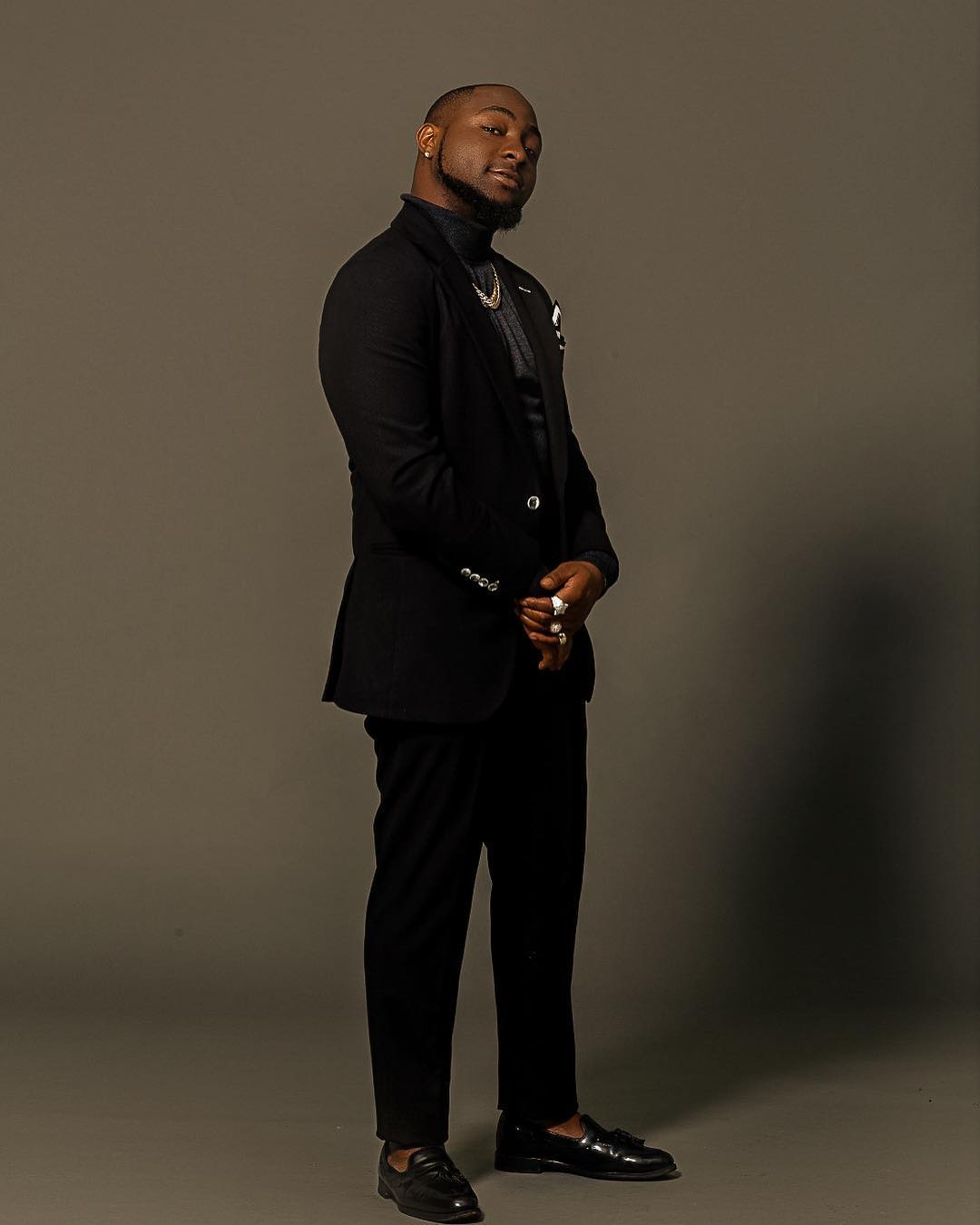 Pictures of Davido standing at 5"6 feet tall