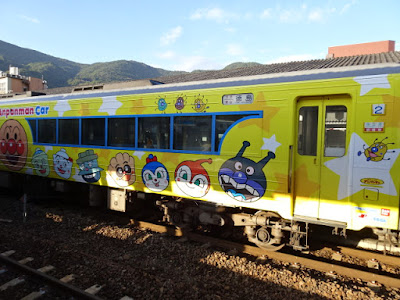 琵琶湖のほとり: Anpanman Train（アンパンマン列車）