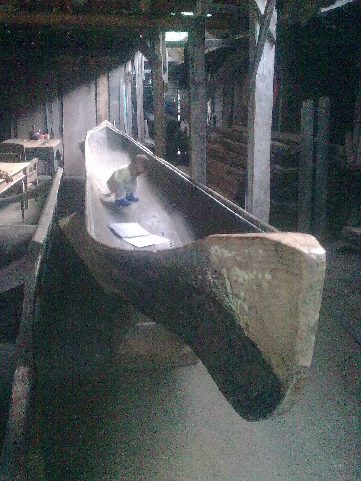 Perahu Besar dengan Satu Kayu
