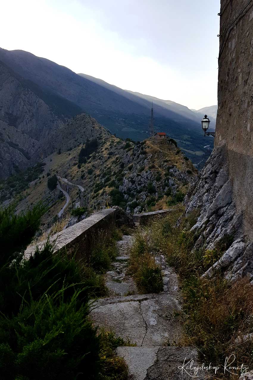 Castrovalva — bajkowe miejsce na urwisku skalnym | Kalejdoskop Renaty