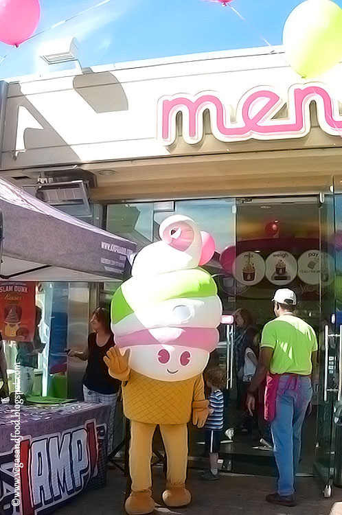 fro-yo cakes at Menchie's in Encino - Vegas and Food