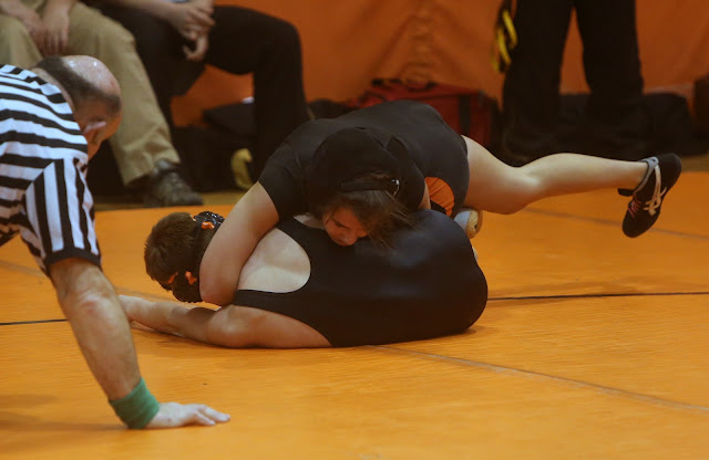 Men Wrestling Women: Female wrestler pins male opponent