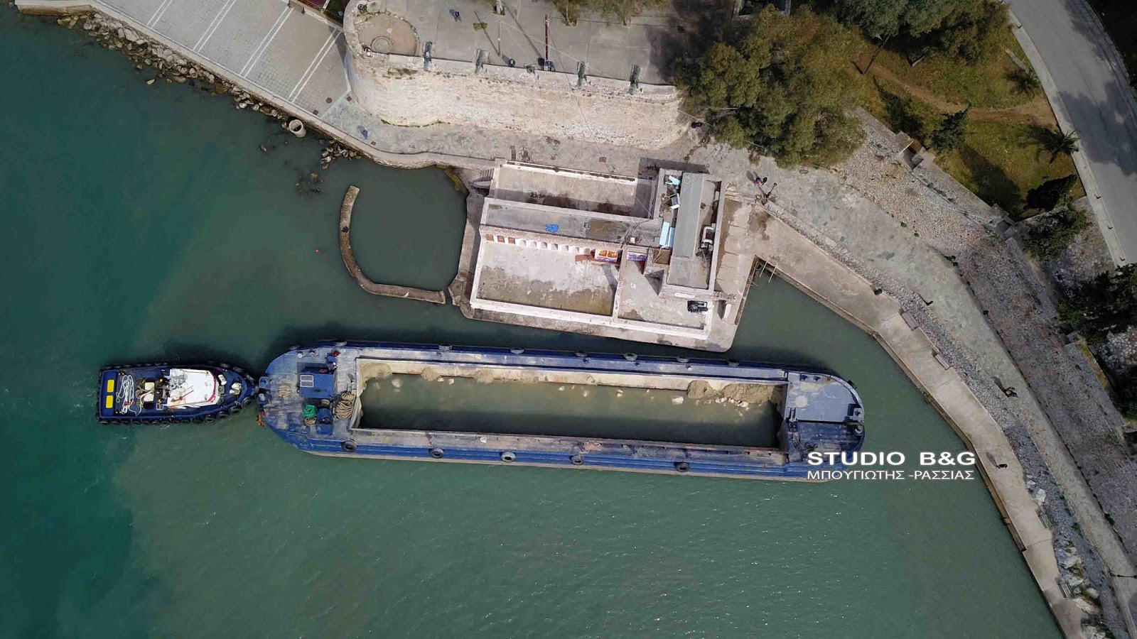 Έκτακτο: Προσάραξε φορτηγίδα στο λιμάνι του Ναυπλίου (βίντεο ...