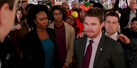 HUMOUR - OLICITY IS THE WAY 6x07 - Dammi una manetta che ti faccio ... HUMOUR - OLICITY IS THE WAY 6x07 - Dammi una manetta che ti faccio ...