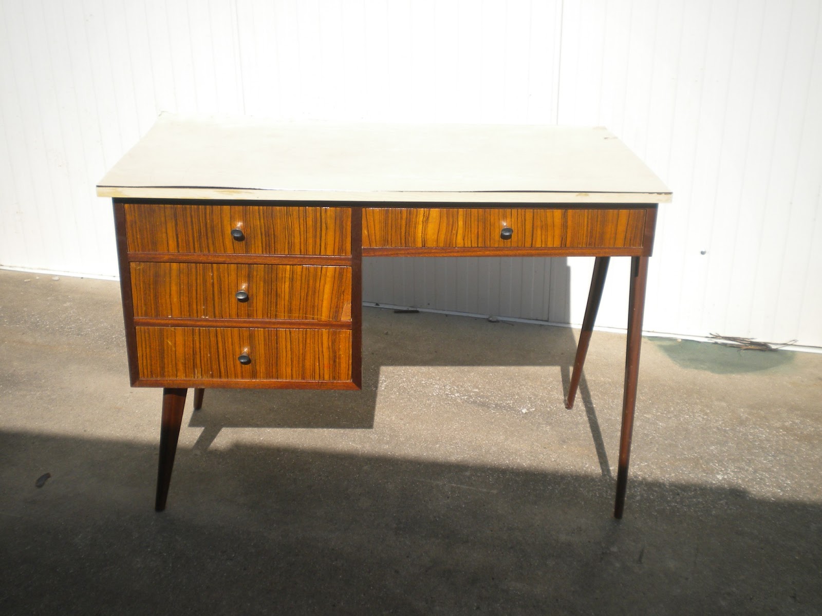 é DE +: Movel secretaria vintage formica creme