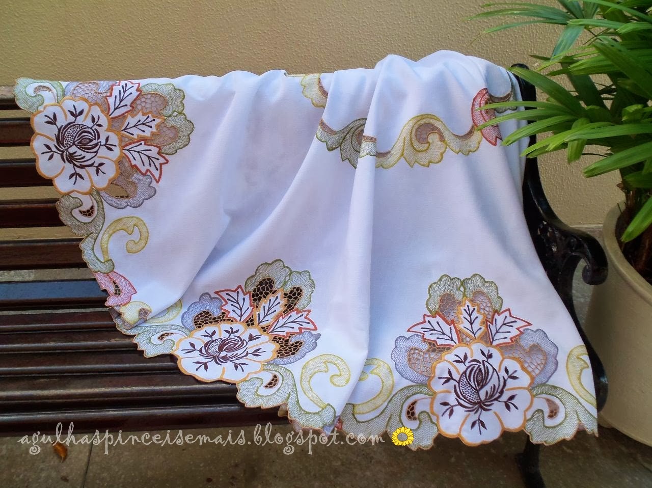 Agulhas e Pinceis: Toalha redonda em richelieu colorido - Cutwork ...