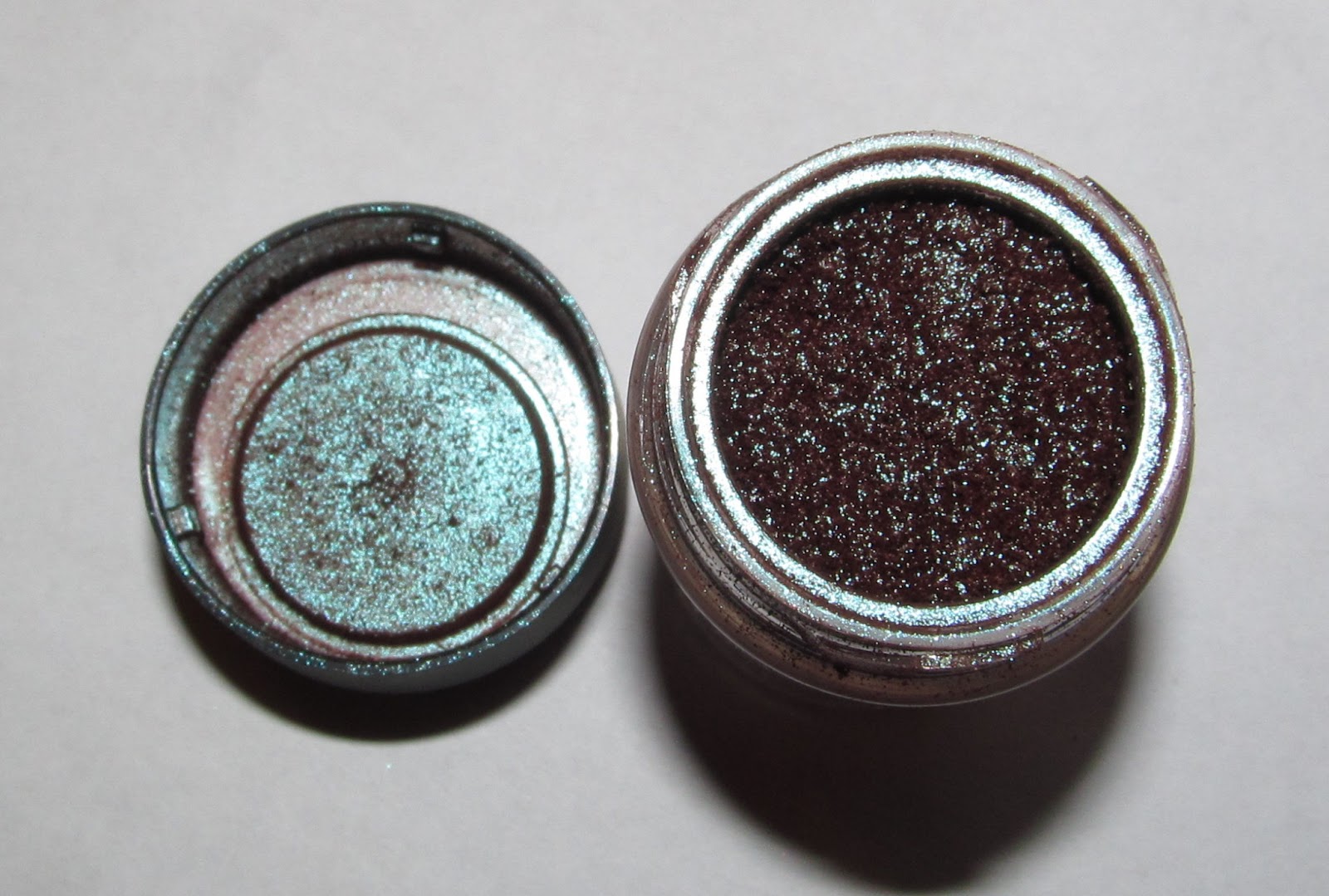 My Beauty Box: MAC Blue-Brown Pigment Review and Swatches