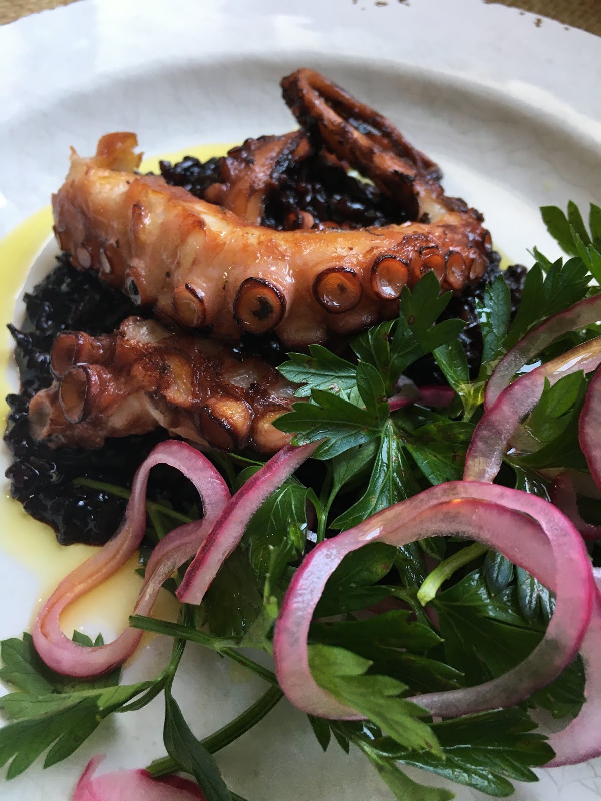 Comidas & Rumos: POLVO GRELHADO COM ARROZ NEGRO