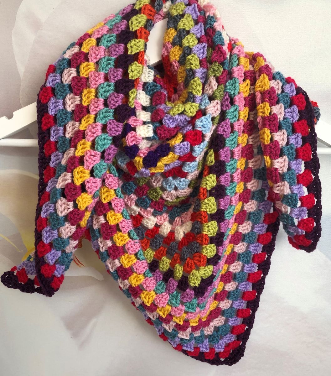 Háčkování: Jednoduchý háčkovaný barevný šátek