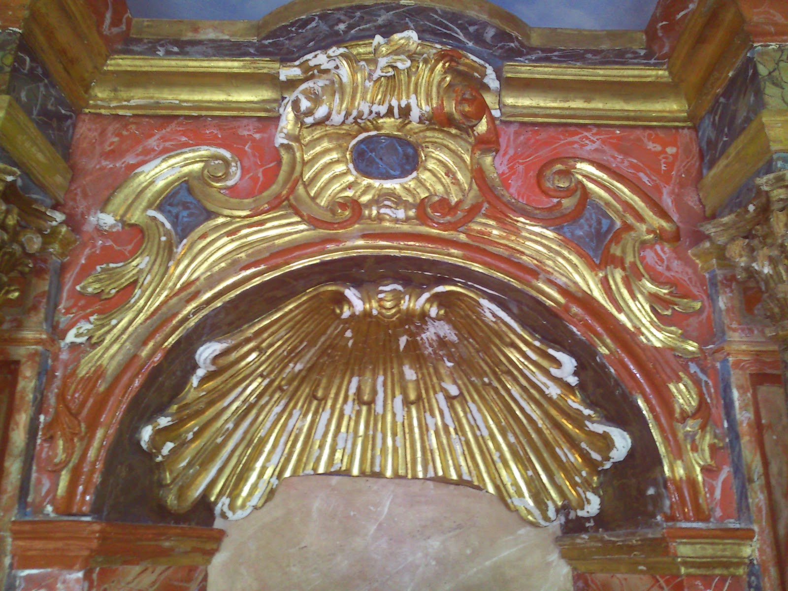 Restaurata: Restauración de un Retablo Dorado y Policromado