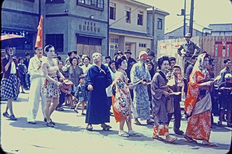 Life of the Post-WWII Japan Through Fascinating Color Pictures ...
