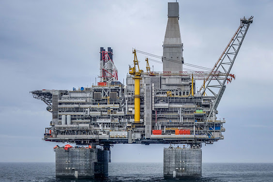 Oil Platforms Around The World: Berkut Oil Platform