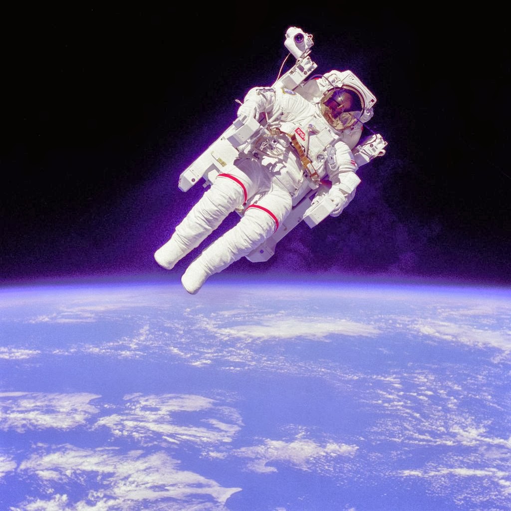 25 Amazing Photographs That Capture Astronauts Make Walking in Space ...