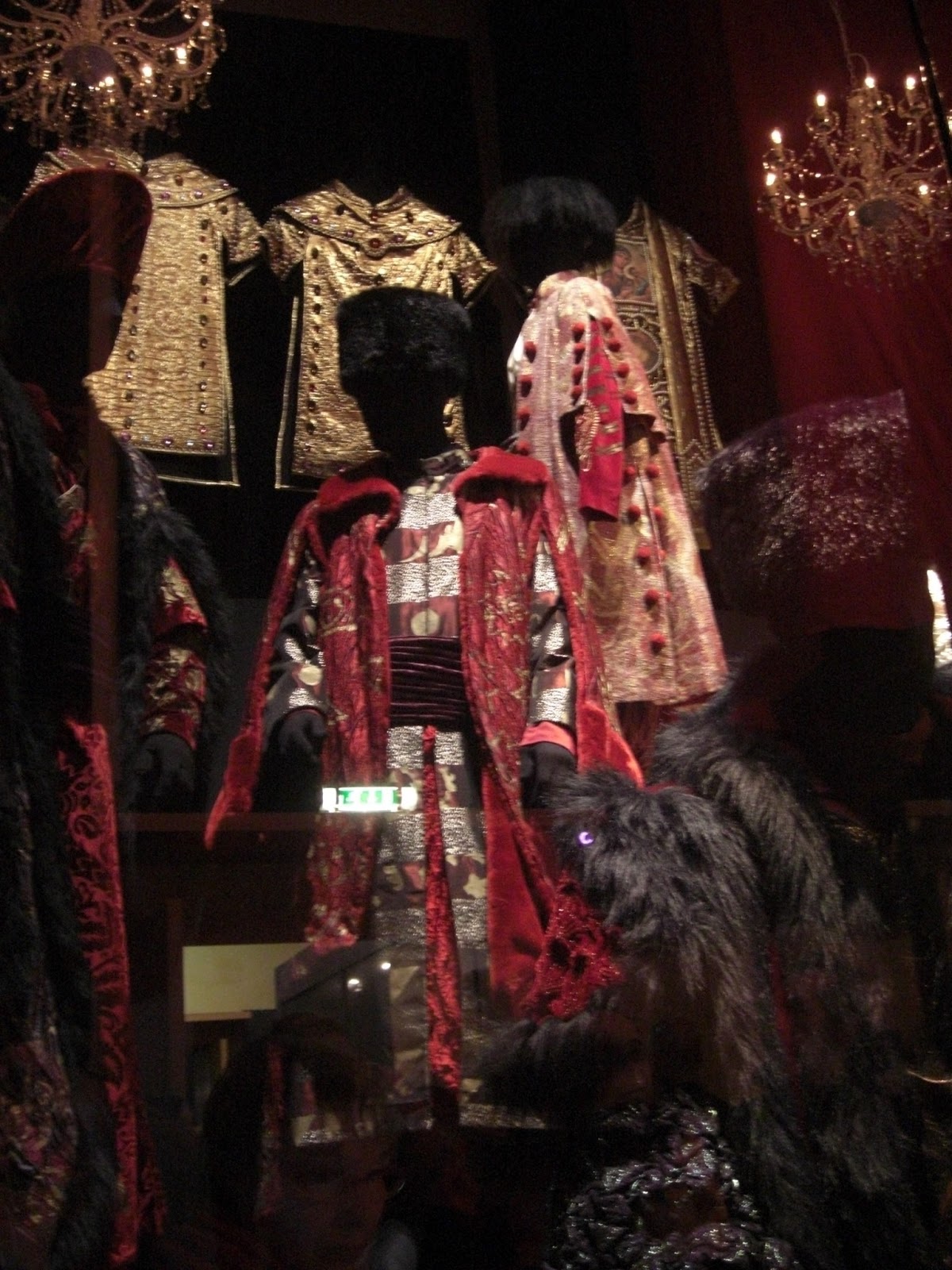 Daniel Ogier le décorateur: COSTUMER LE POUVOIR opéra et cinéma