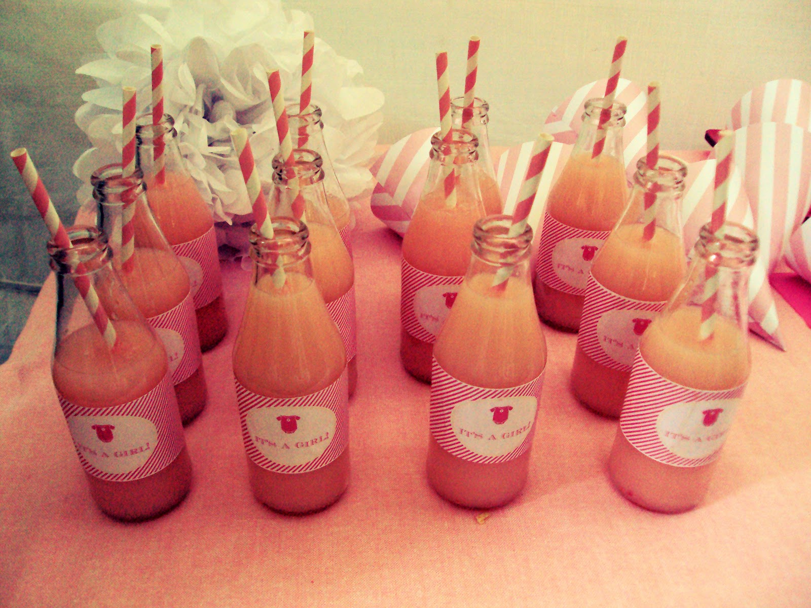 19 mesas de dulces de color rosa