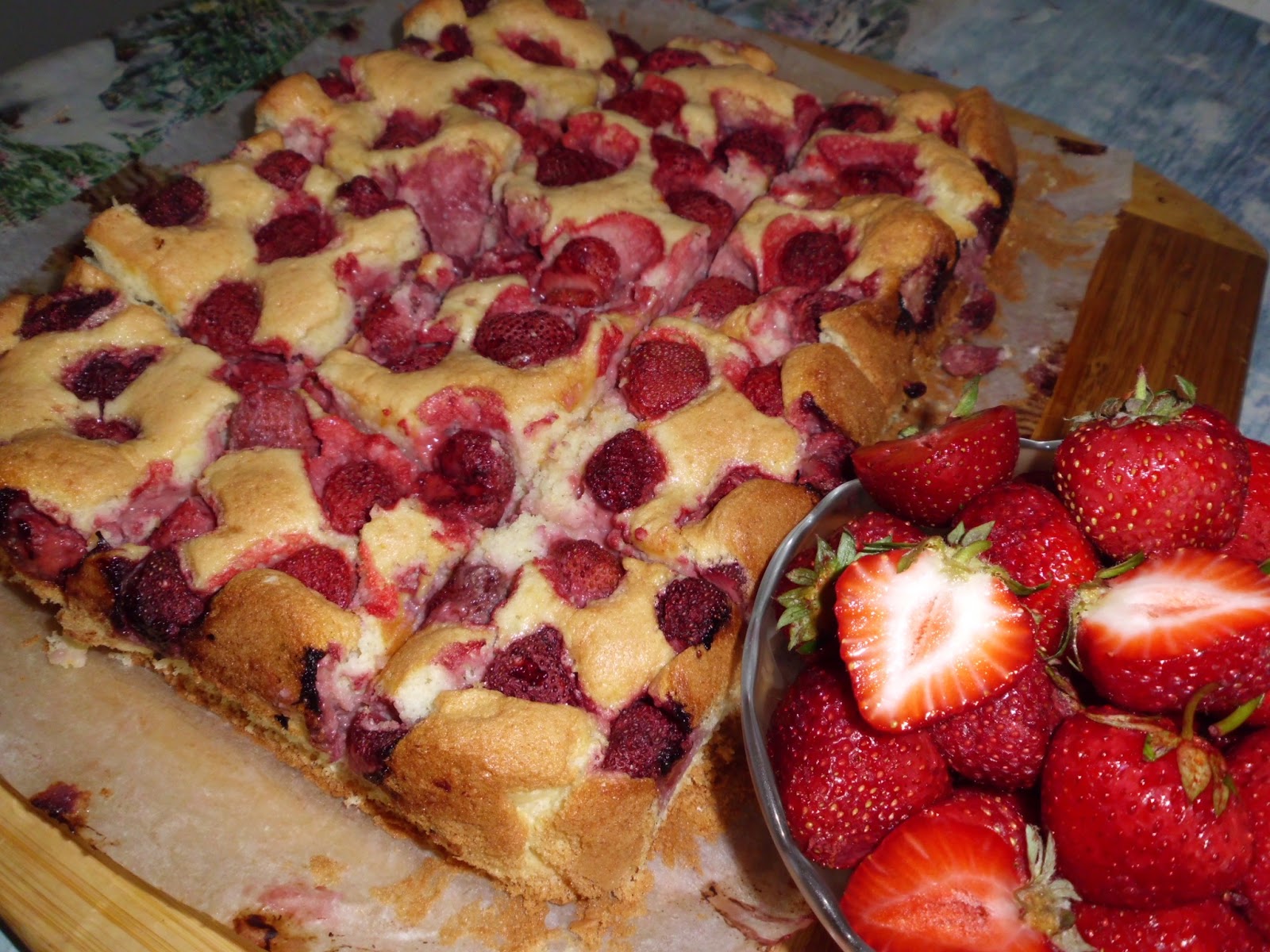 susu: Pandispan cu capsuni/visine