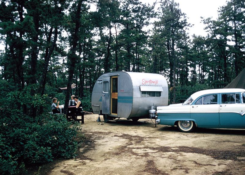 50 Wonderful Color Pics Document the Trailer Life of an American Family ...