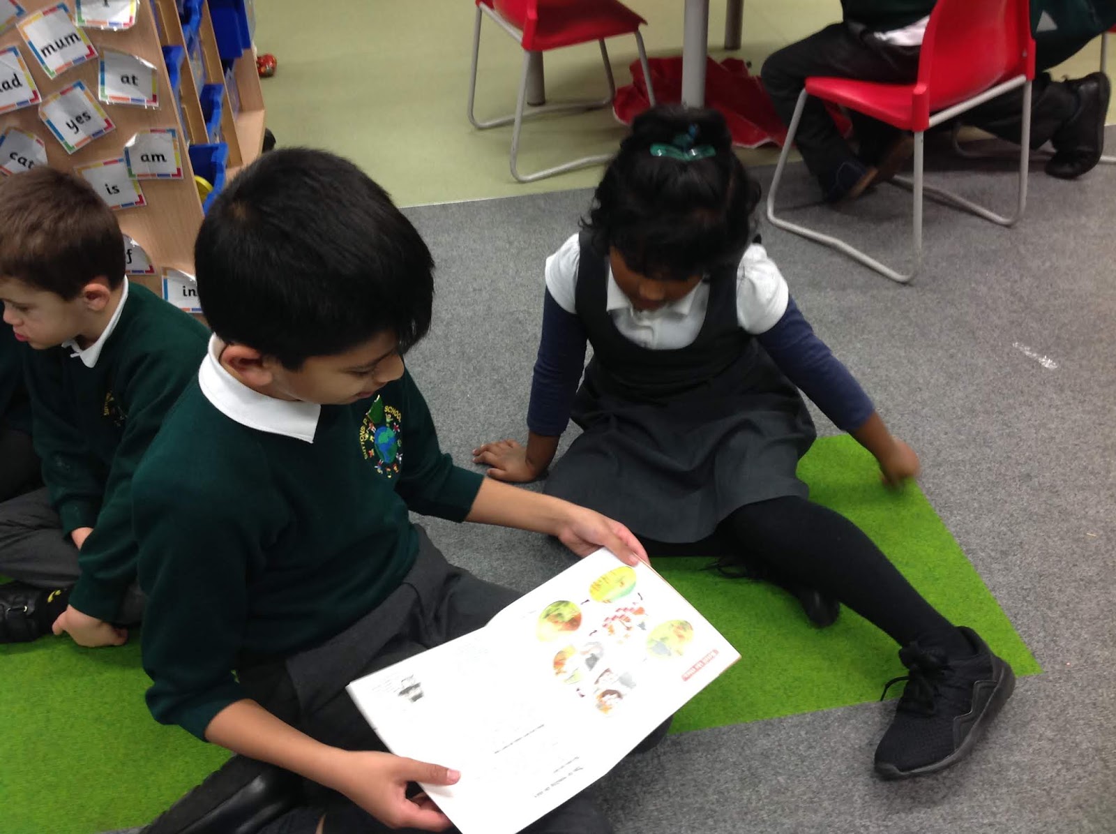 Suttons Primary School: Buddy Reading - Reception Green Class and Year 5KR