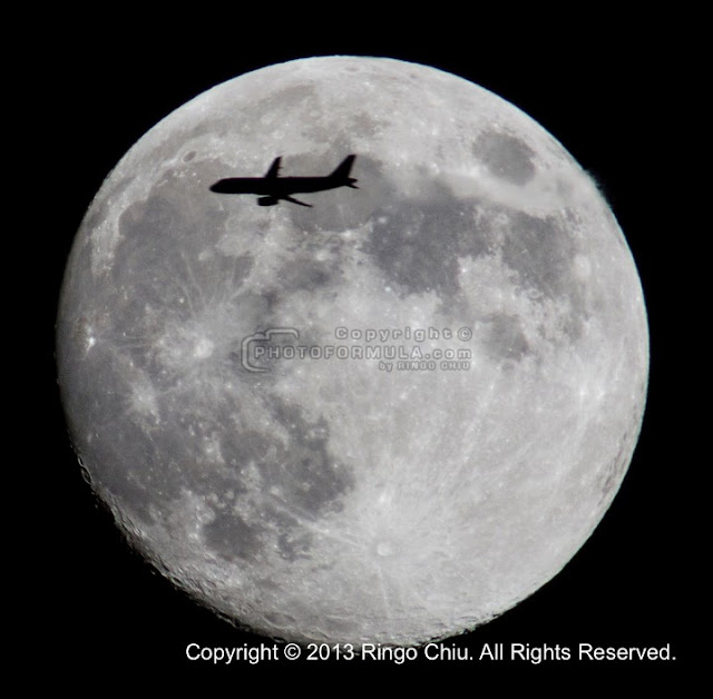 Ringo Chiu Photography: Airplane fly past the Moon