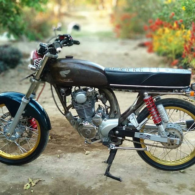 20 Gambar HD Modifikasi Honda CB100 Warna Hitam Terbaru 2020
