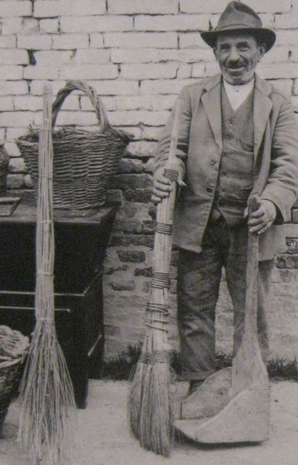 L'arzdouréina: Fabbricante di scope: granadlèr