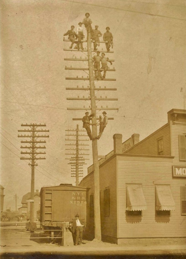Amazing Vintage Photographs of Linemen on Utility Poles at the Turn of ...