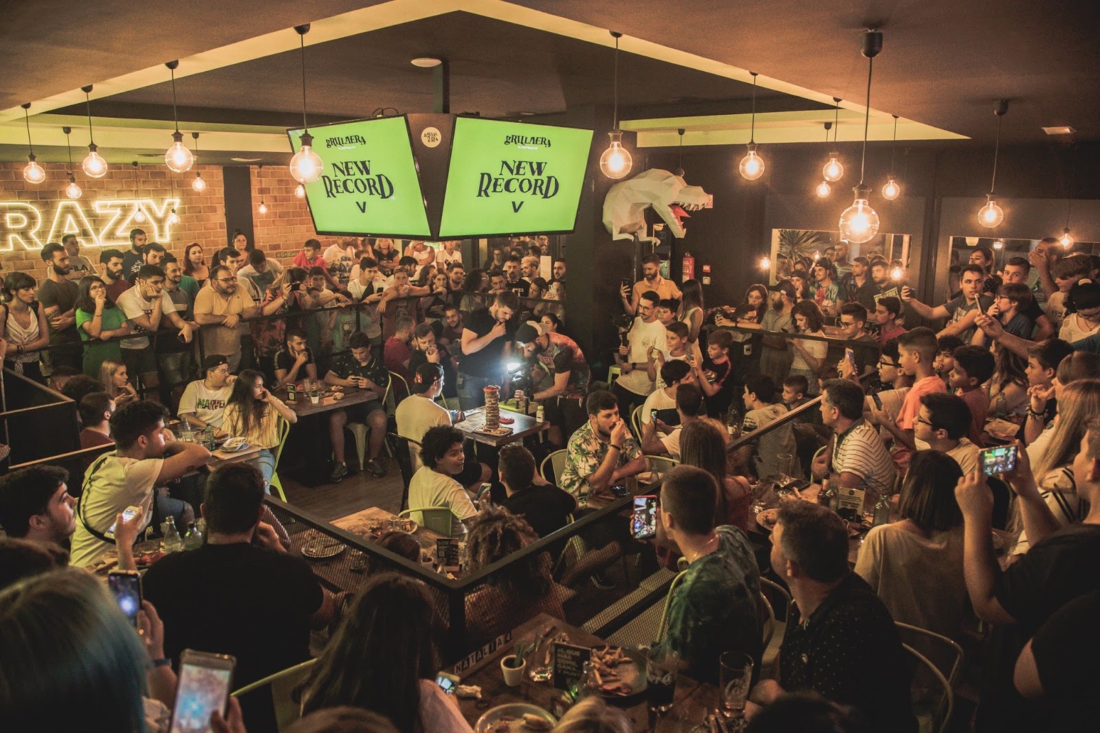 EL FAMOSO YOUTUBER 'ESTTIK' LOGRA EL RETO DE GRILLAERA BURGER EN ALGECIRAS