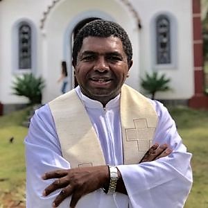 O cão que fuma...: Padre Roger e o seu novo catolicismo