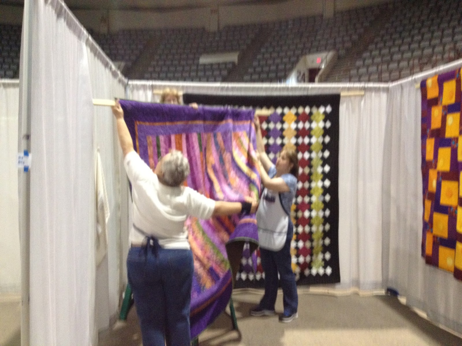 Rebecca's Designs: Minnesota Quilt Show - set up