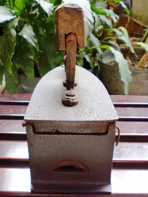 Rumondang Art Gallery: Setrika Jadul Model Ayam Jago