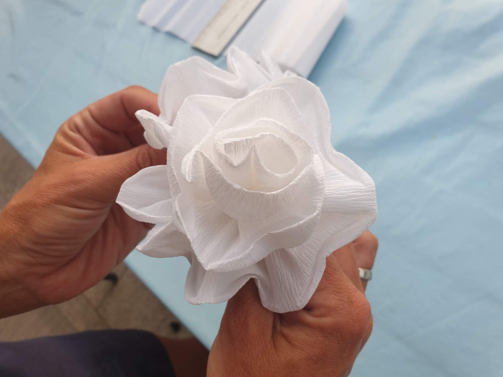 selber machen: Krepp Papier Rosen und Krepp-Papier Schleifen