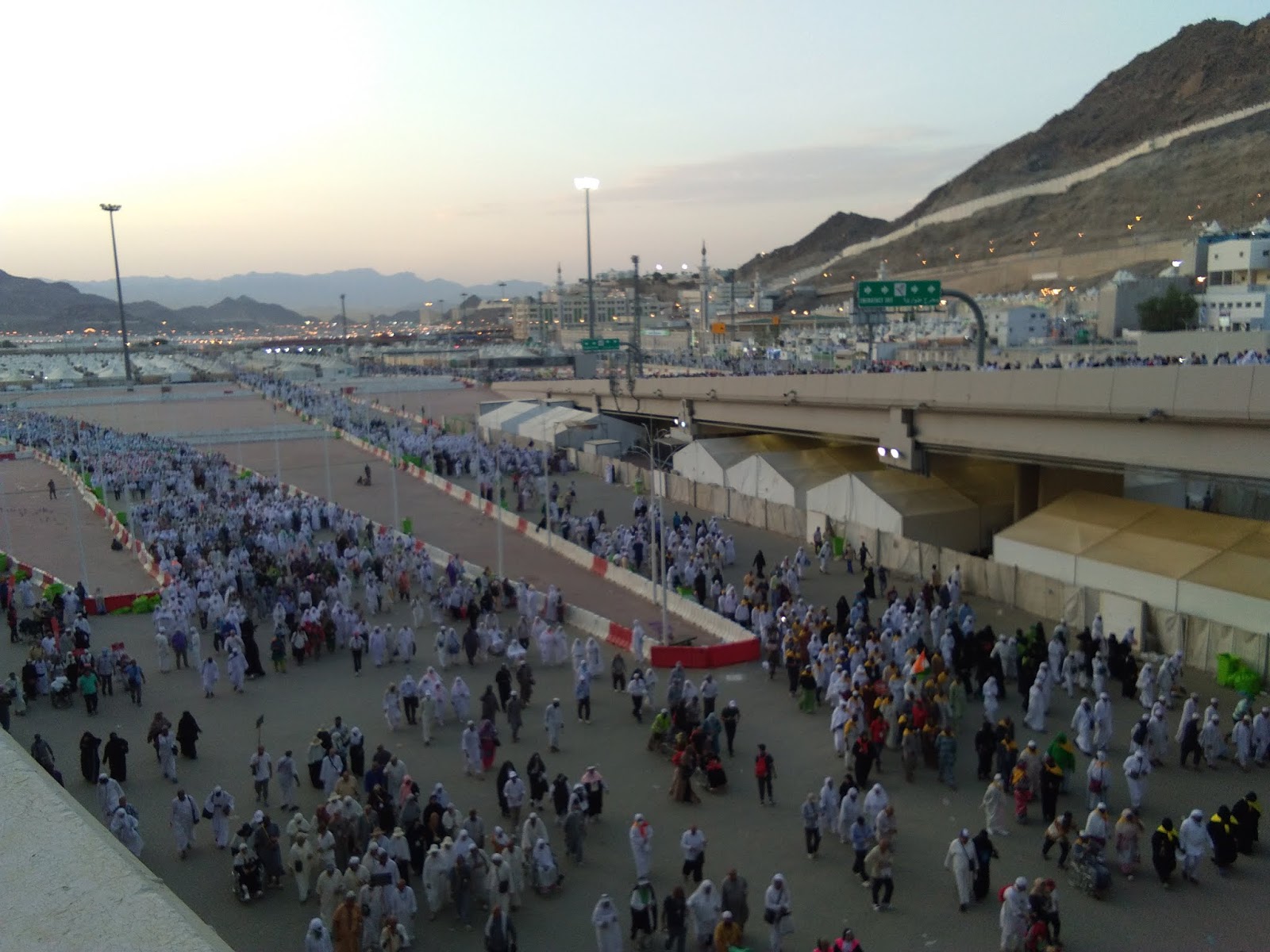 Catatan Haji #11: Mina, Lempar Jumroh, Indahnya Jamarat - AFIFAHAFRA.COM