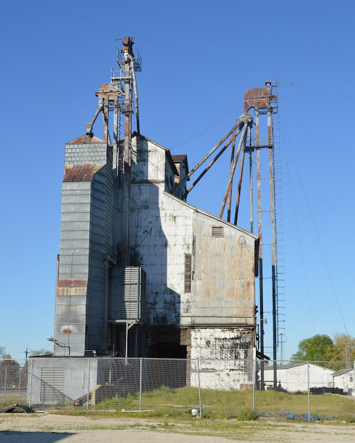 Towns and Nature: Mazon, IL: Wood Grain Elevator and Derails