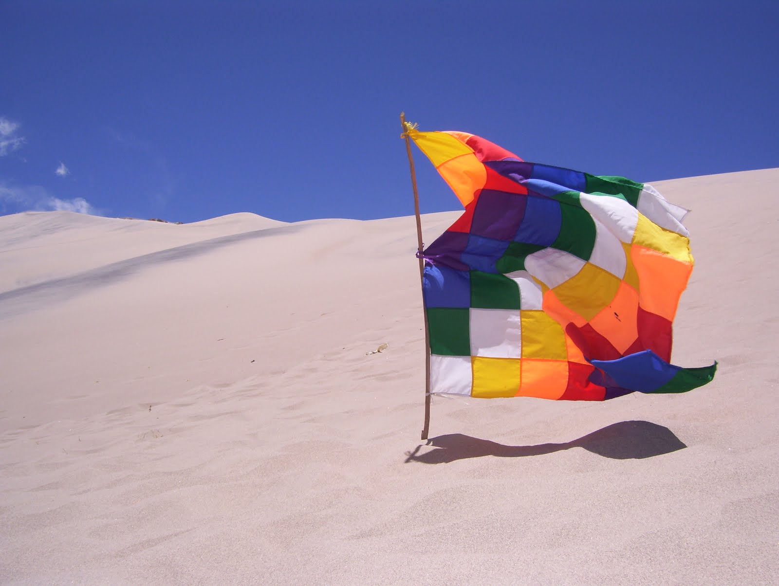 Ecos Kakanes: La Wiphala flamea nuevamente en nuestros valles!!!