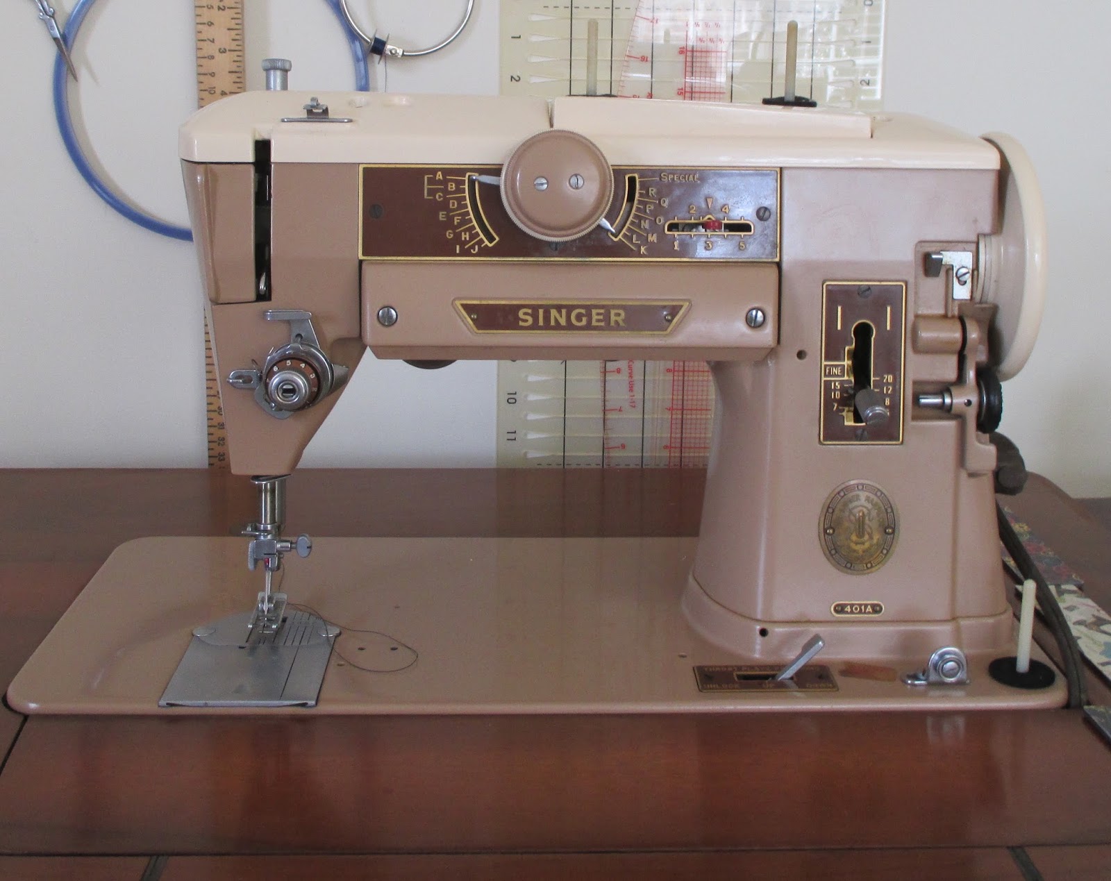 Reclaimed Stitches: A Match Up Between Singer 401 and Singer 600e