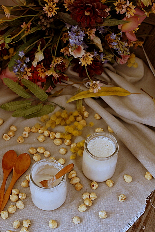 Yogurt natural casero con avellanas