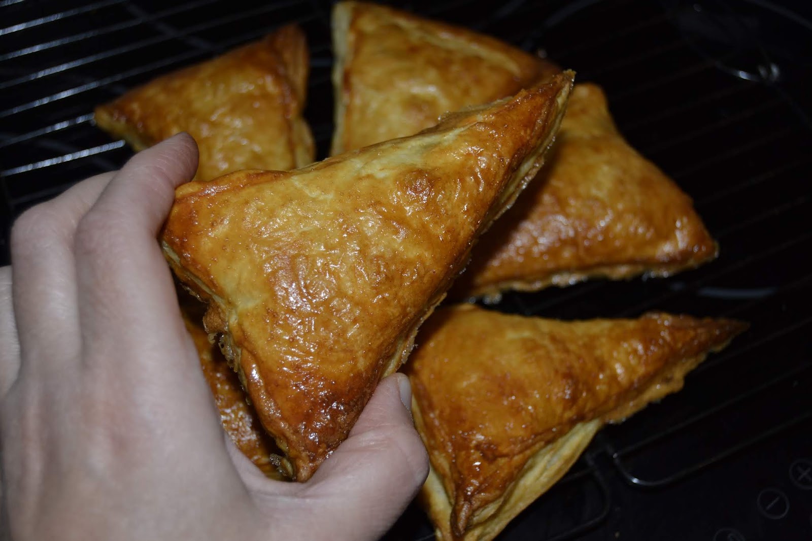 ENSUCRAT: TRIANGLES DE PASTA DE FULL AMB XOCOLATA