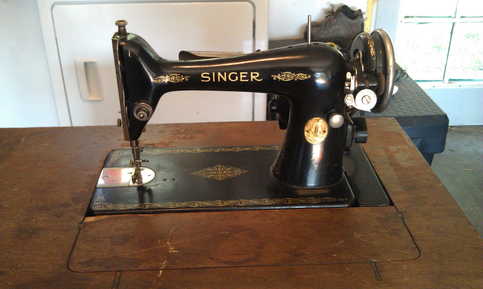 The Adventures of NeedleGrrl!: 1929 Singer Model 66