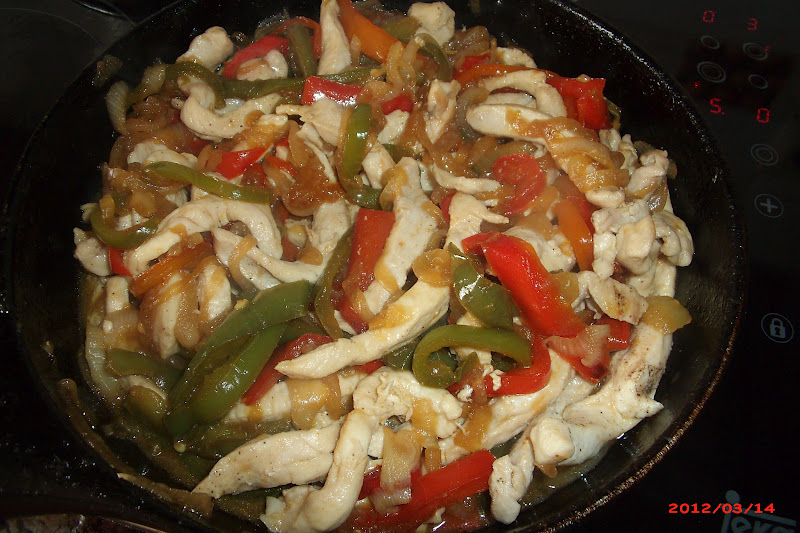 LA COCINA DE LA RUBI: PECHUGA DE POLLO CON PIMIENTOS Y CEBOLLA CONFITADOS