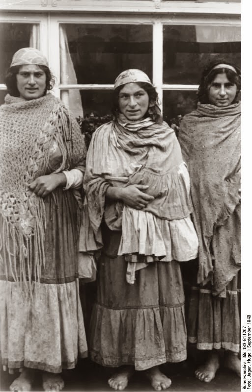 INTO THE VAGUE: A collection of Gypsy photos