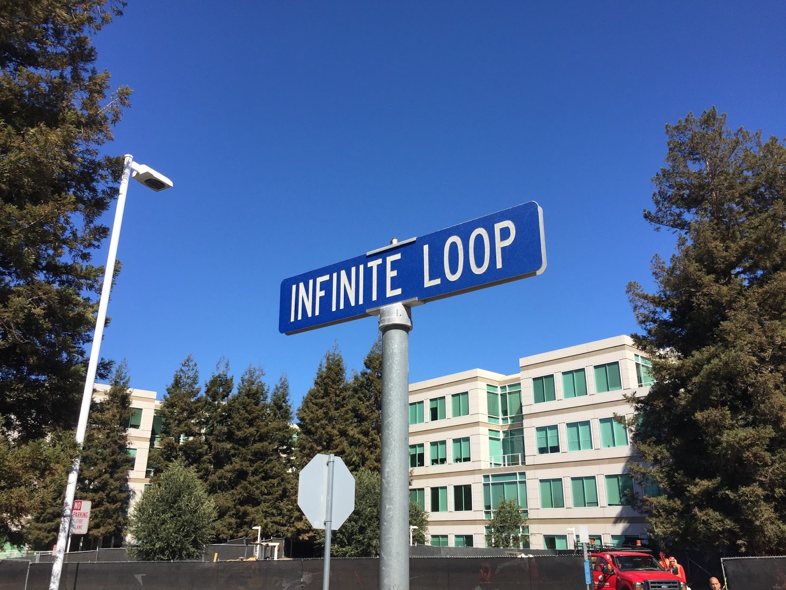 Mea Vita: Carpe Diem: 1 Infinite Loop Apple Store