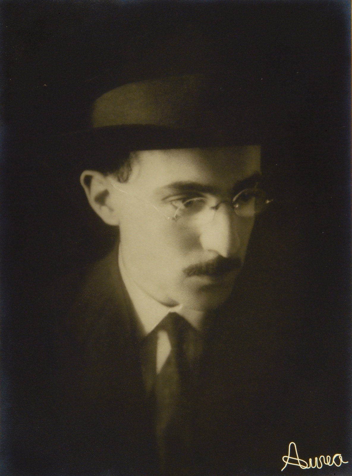Fernando Pessoa: empregado de escritório, ocultista, galáxia de escritores