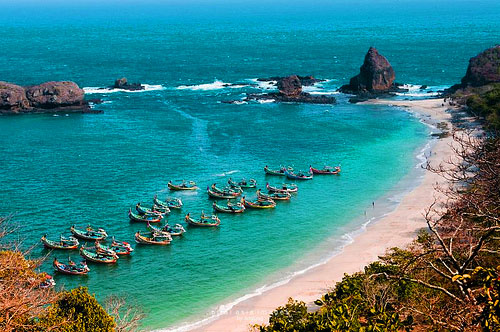 PAPUMA BEACH JEMBER - Indonesia Tourism