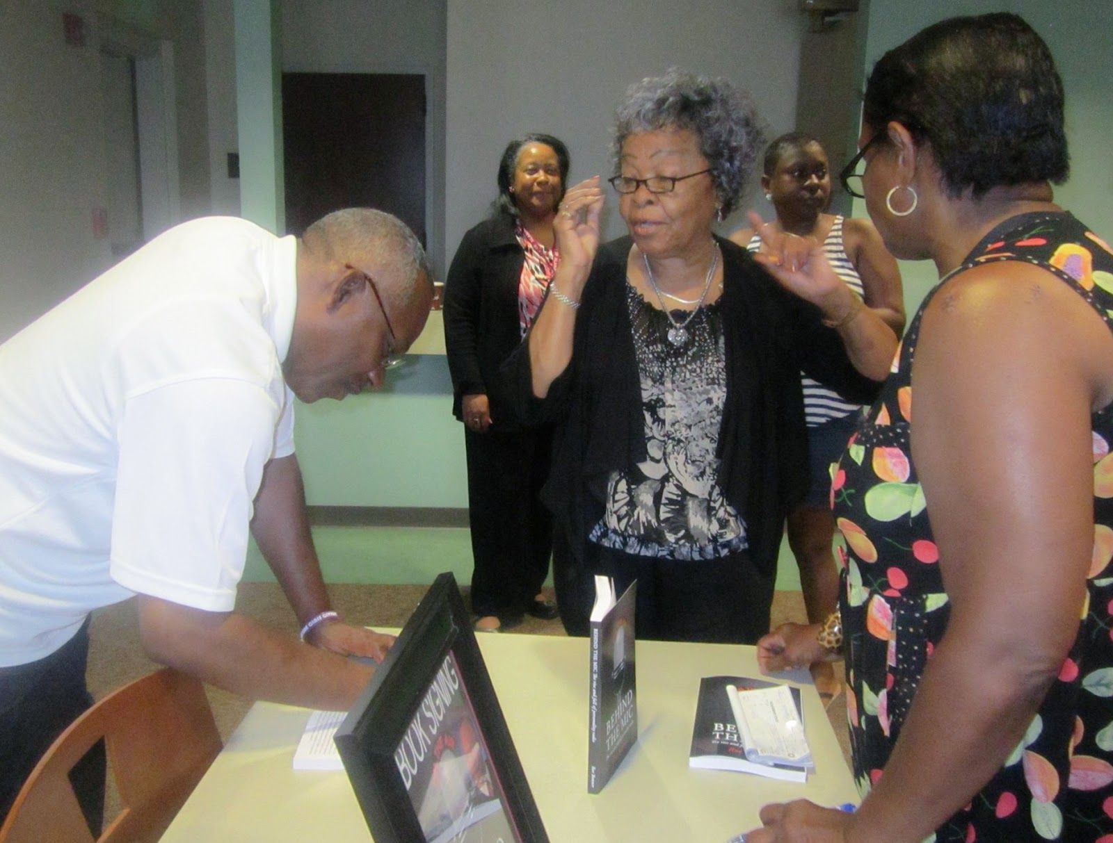 A Book Signing with Roe Bonner