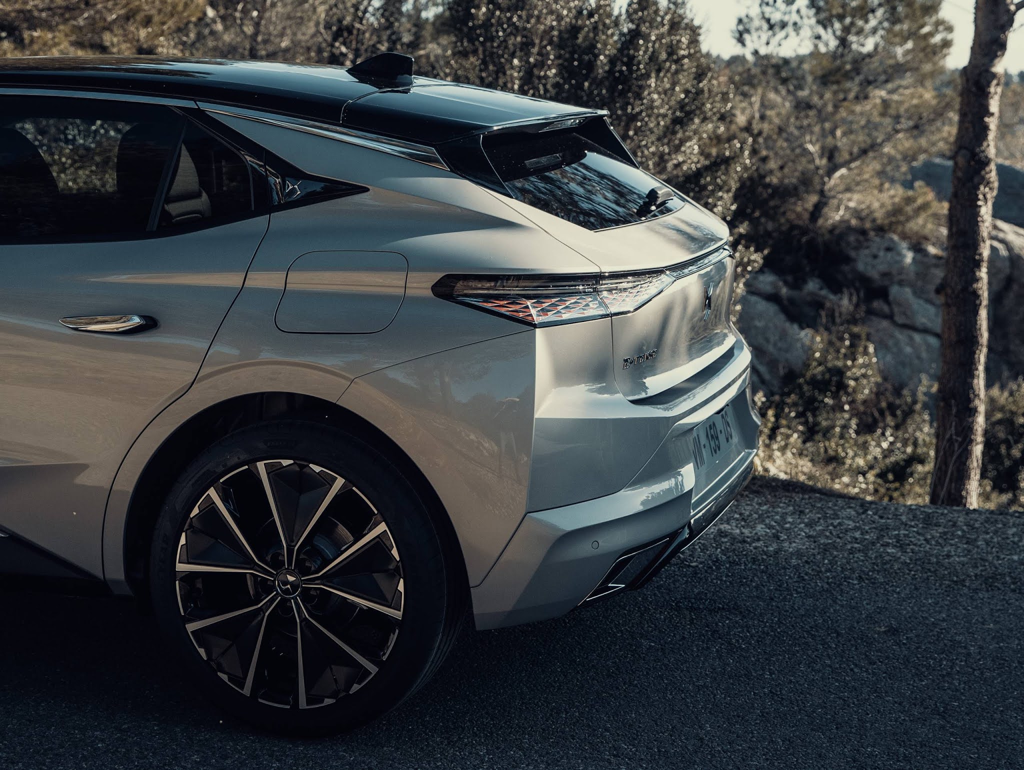 Stellantis apresenta DS-4: SUV compacto com versão híbrida plug-in ...