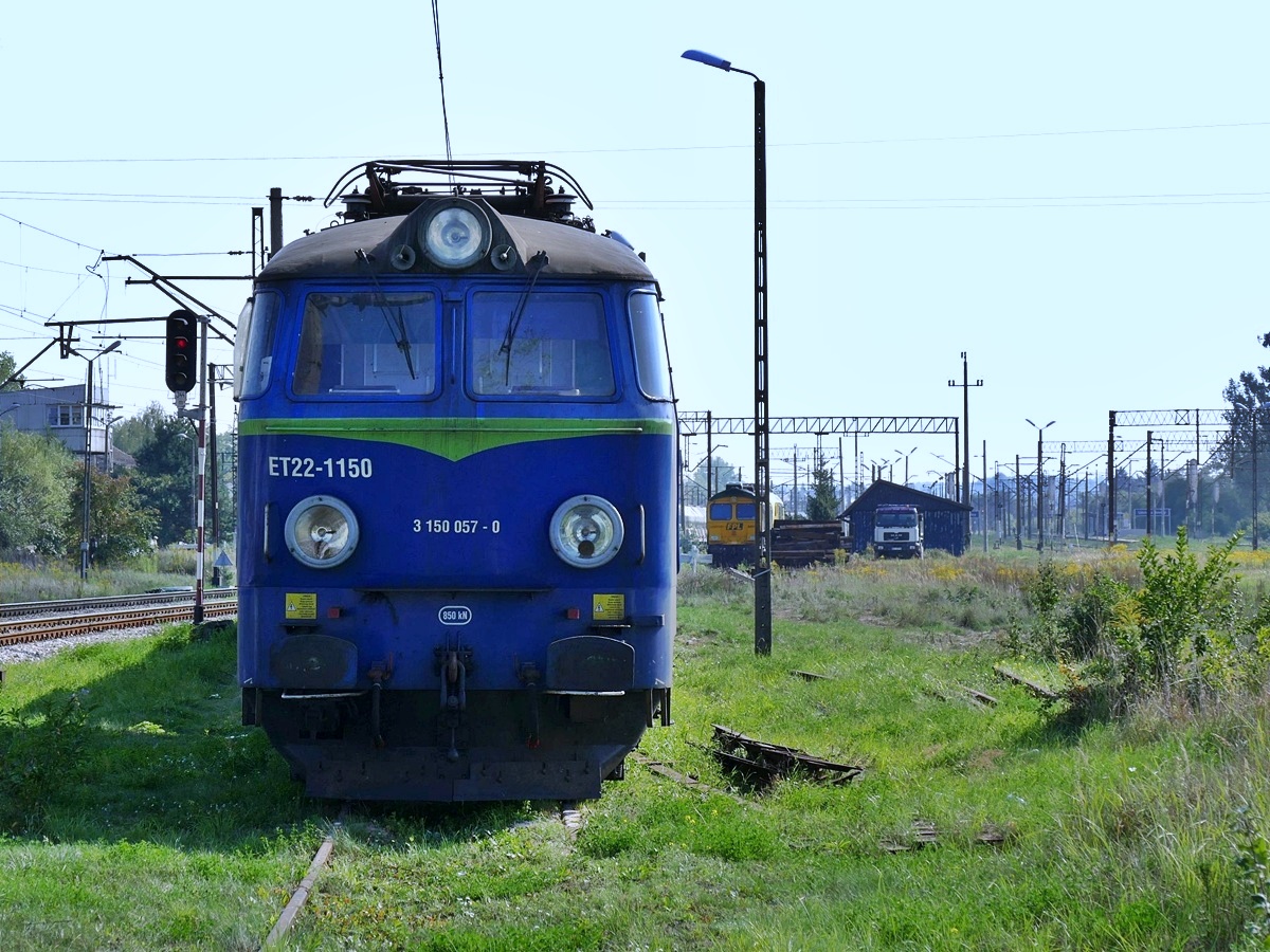 Class 66603 + E6ACTd-103 + ET42-15 + ET22-1150 na stacji Sitkówka ...