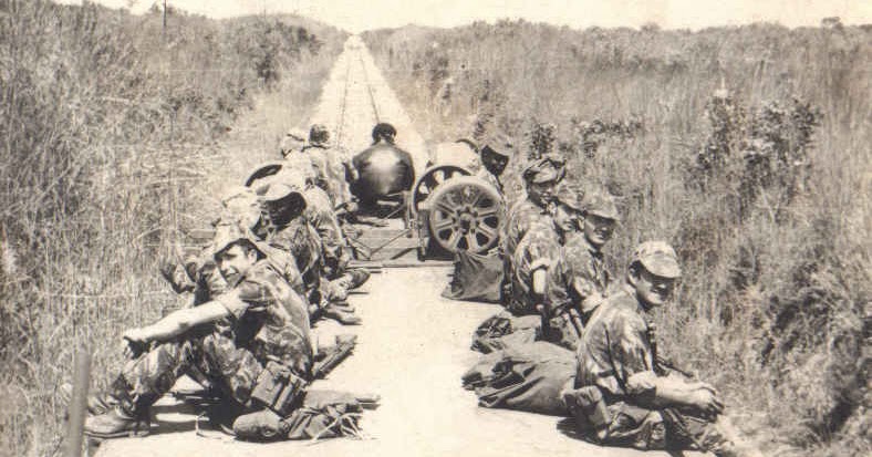 Companhia de Caçadores 4242 Mandimba-Moçambique: Por volta das 5 ...