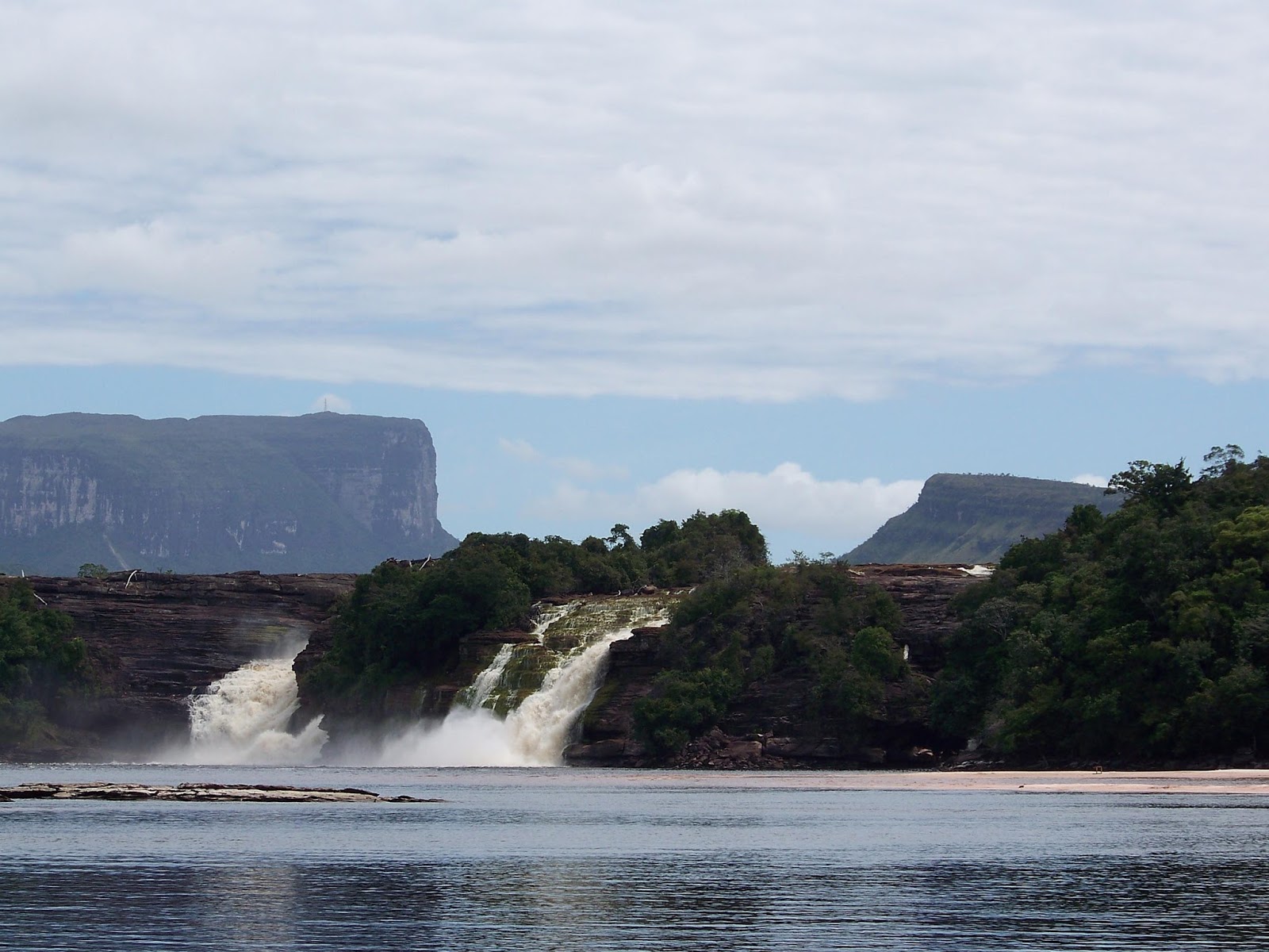 Los Viajes de Montenegro: Canaima: Magia en la selva venezolana.